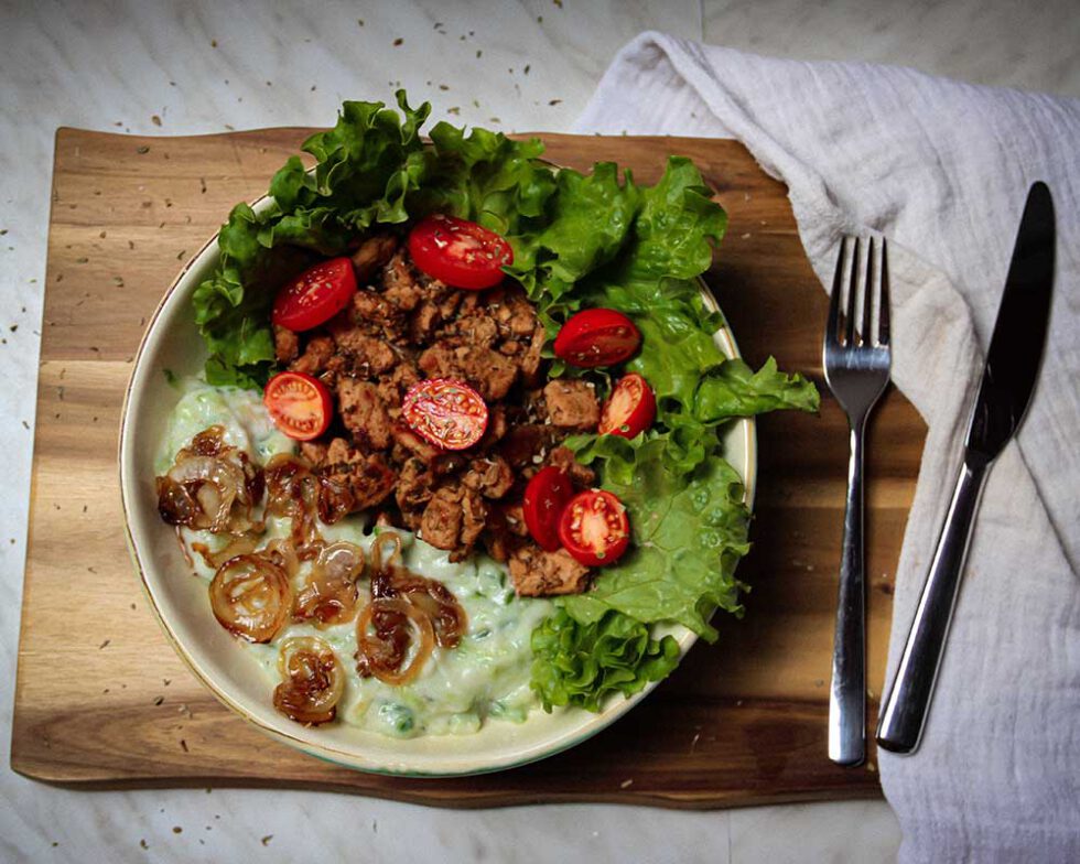 Vegane Gyros-Bowl mit Tzatziki und karamellisierten Zwiebeln ...